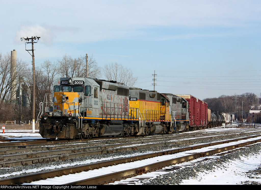 GLLX 3002 leads Z151 into the yard on the coach lead